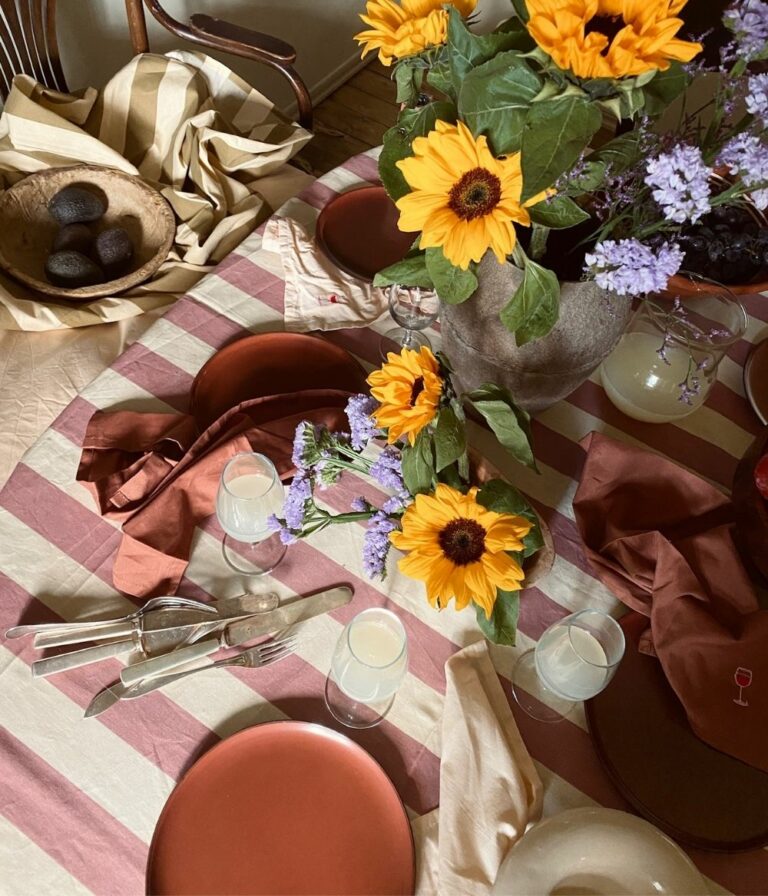 Randig duk i ljust gult och terrakotta