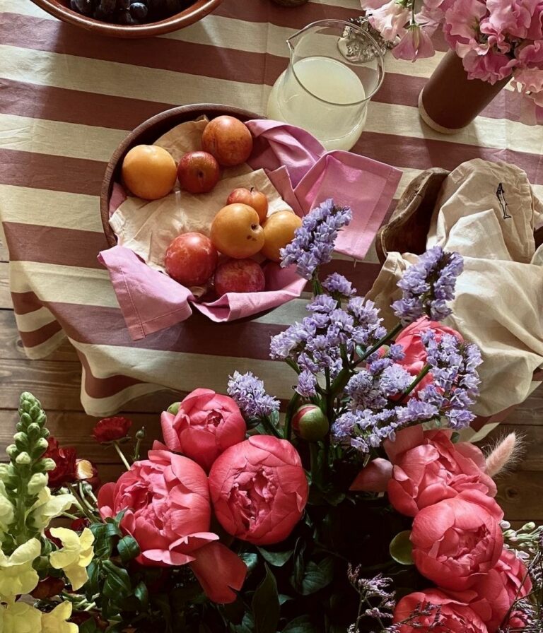 Randig duk i ljust gult och terrakotta