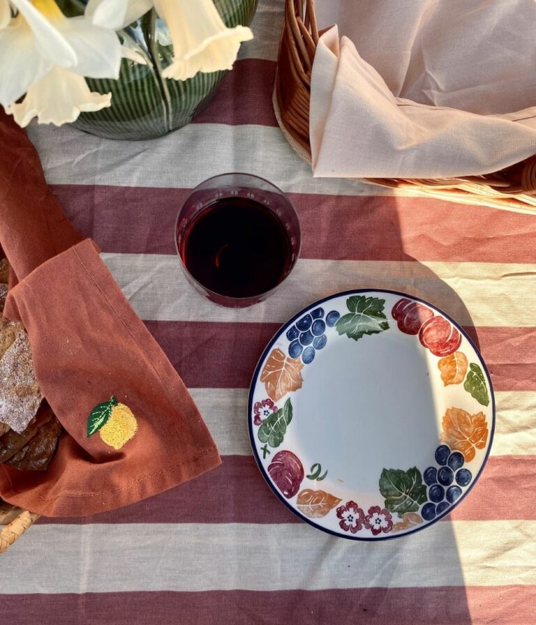 Randig duk i ljust gult och terrakotta