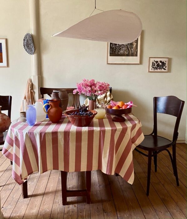 Randig duk i ljust gult och terrakotta