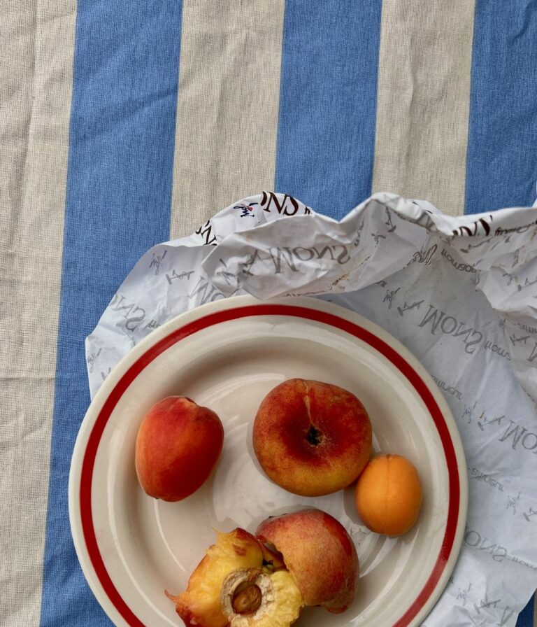 Randig duk i ljust gult och terrakotta